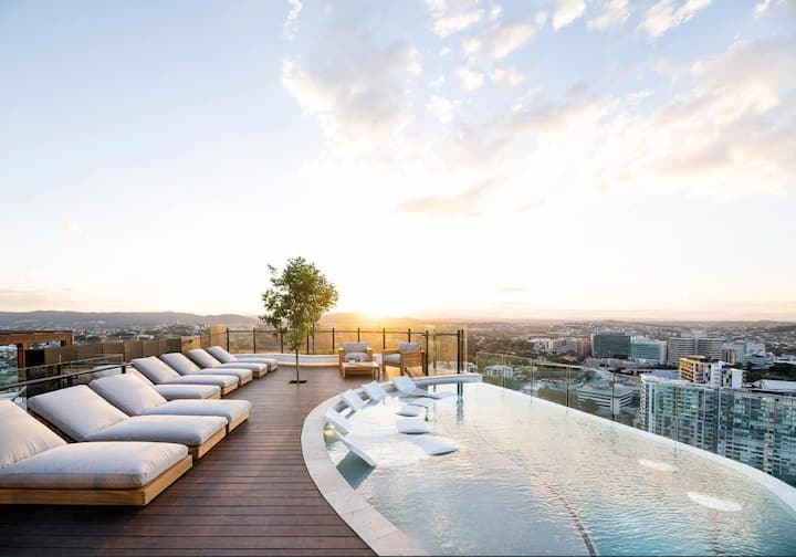Luxury Sky Retreat | Rooftop Pool, Gym & Parking - Spring Hill