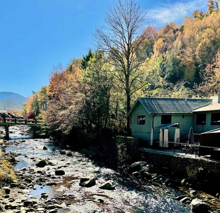 Pool•riverfront Cabin•walk To Gatlinburg Strip - Gatlinburg, TN