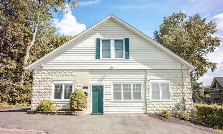 Shelton's New England Nest: 2 Bed Ev, Shower, W/d - Derby, CT