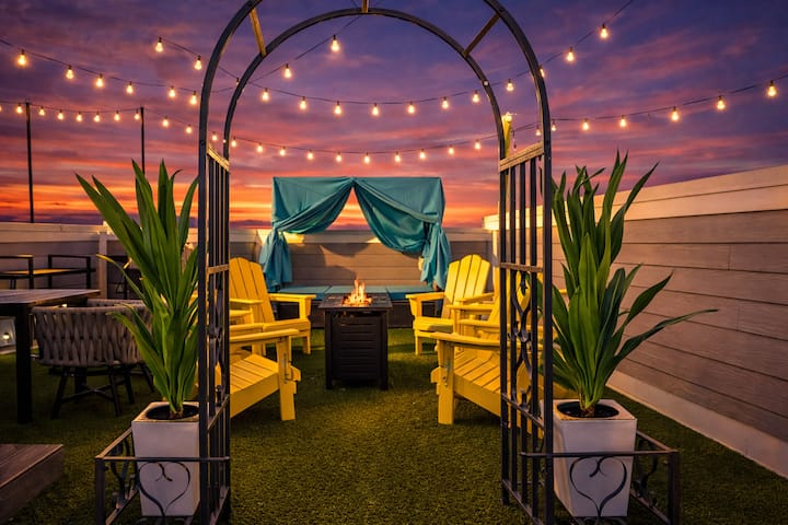 Dream Luxury Getaway | Rooftop Hot Tub, Games - Nashville, TN