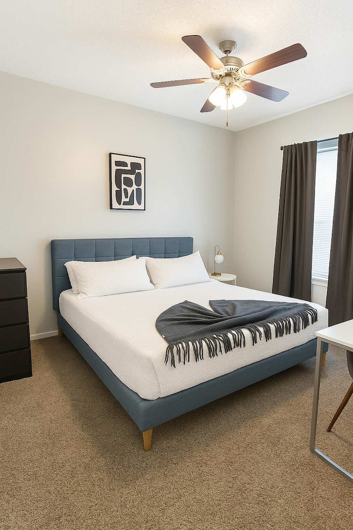 Chic 1br Retreat | Free Parking, Gym & Pool Access - Irving, TX