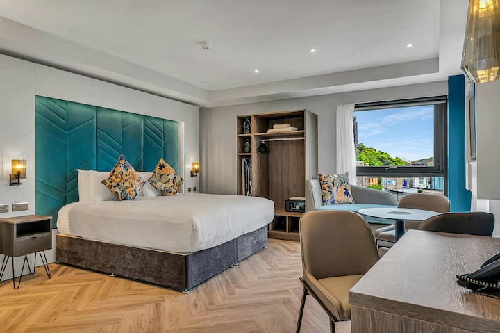 Spacious Studio With City Views - Edinburgh