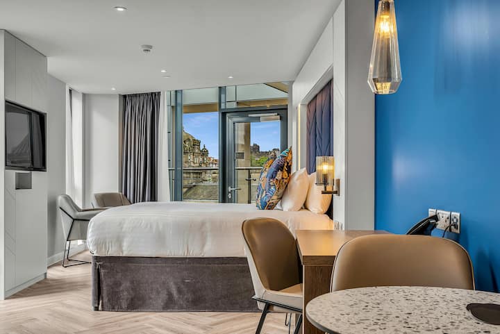 Private Balcony Off Your Studio Apartment - Edinburgh