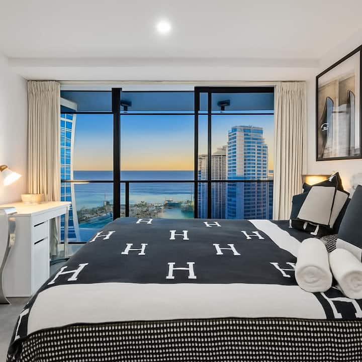 Spectacular Ocean Views Walk To Beach - Surfers Paradise