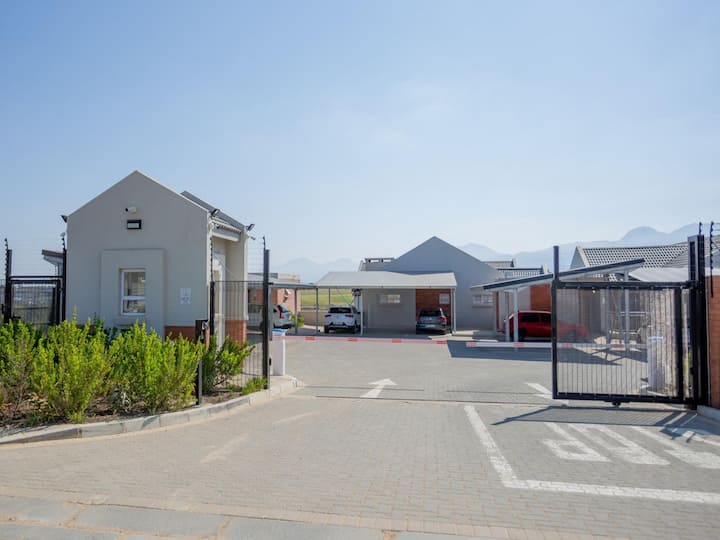 Luxury Three-bedroom Apartment - George