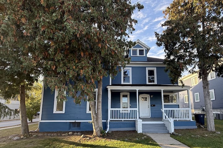 *New* Big Chill: 8br/3ba | Heart Of Campus W/ Park - Ann Arbor, MI