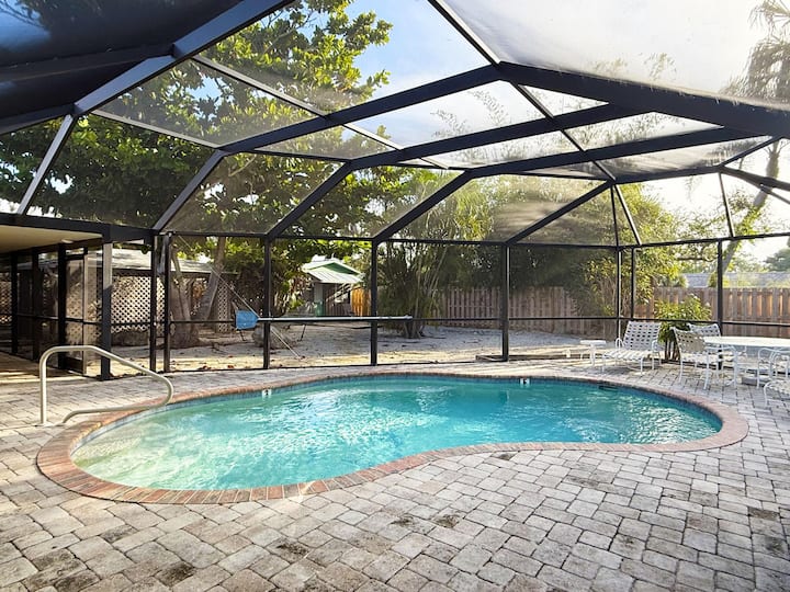 Englewood Escape – Pet Friendly + Heated Pool - Englewood, FL