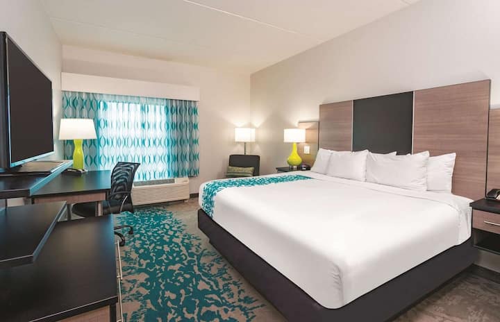 1 King Bed | La Quinta Cleveland | Indoor Pool - Cleveland, TN