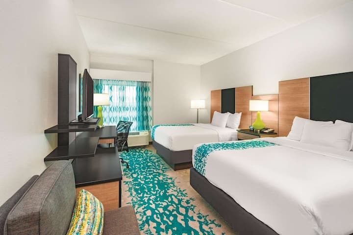 2 Queen Beds | La Quinta Cleveland | Dog-friendly - Cleveland, TN