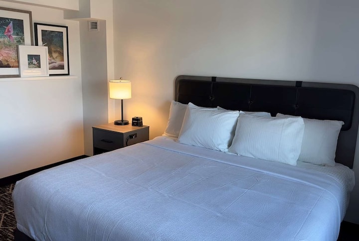1 King Bed | La Quinta O’hare | Free Breakfast - Chicago, IL