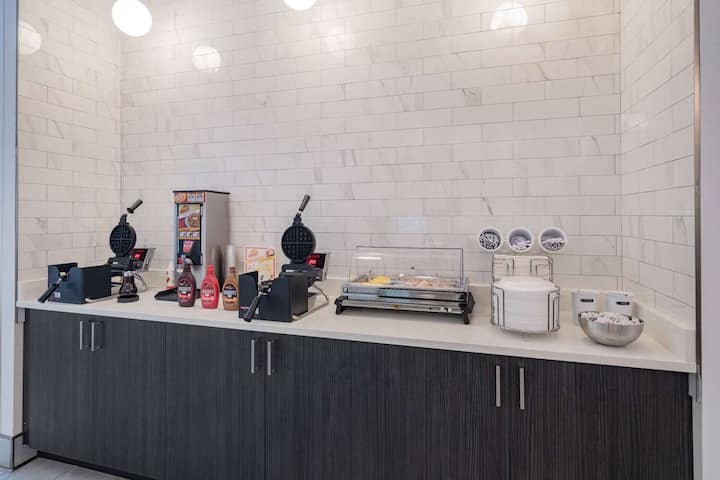 La Quinta O’hare| 2 Beds| Bright Side Breakfast® - Chicago