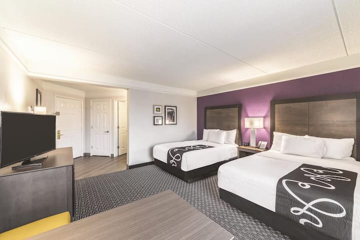 La Quinta Austin Airport | 2 Doubles | Breakfast - Austin, TX
