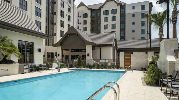Convenient Stay! Full Kitchen, Heated Pool! - Jacksonville, FL