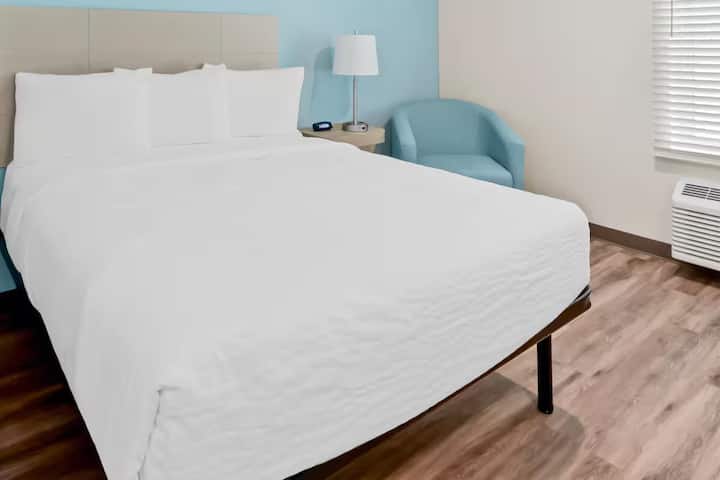 Modern Room With Kitchen Ideal For Longer Visits - Greer, SC