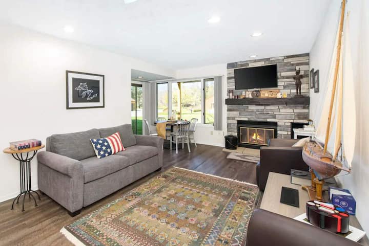 Cozy Ski Condo At Trout Creek! Sleeps Up To 4 - Harbor Springs, MI
