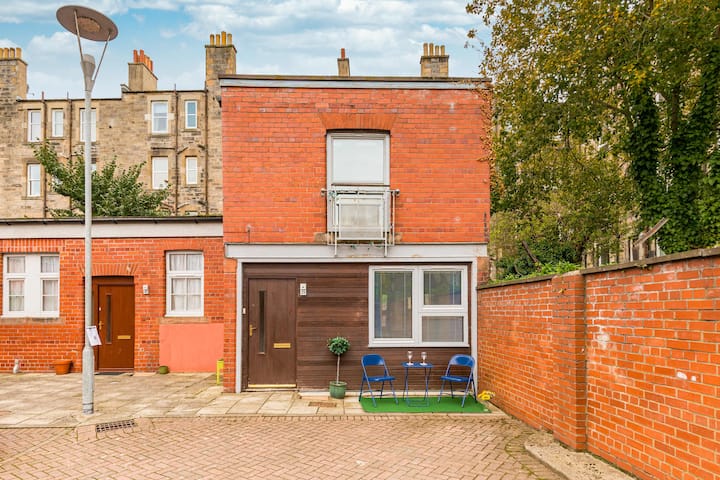 Unique 1 Bed House With Private Parking - Leith