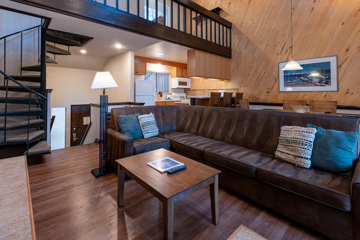 Relax In A Rustic Loft W/ Balcony & Tahoe Scenery - Lake Tahoe