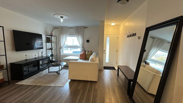 Chic Ossington Escape | 3br W/ Patio In Downtown - Toronto