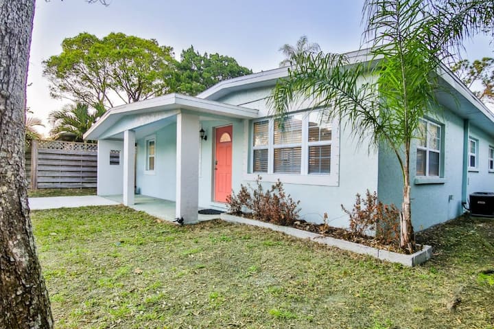 Coral Cottage | Large Private Backyard + Patio - Sarasota, FL