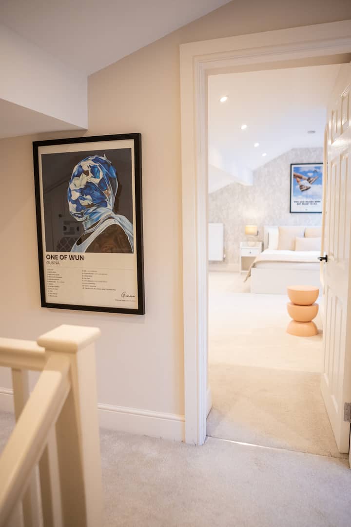 Three Bedroom, Two Bathroom Luxury Suite - Leeds