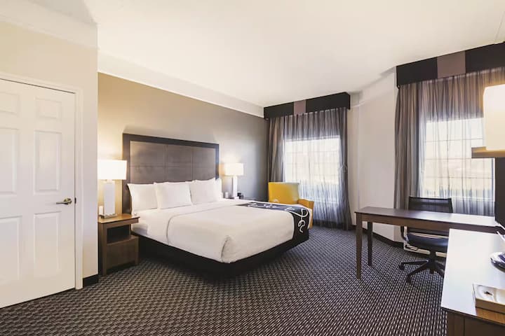 1 King Bed | La Quinta Austin Near The Domain - Austin, TX