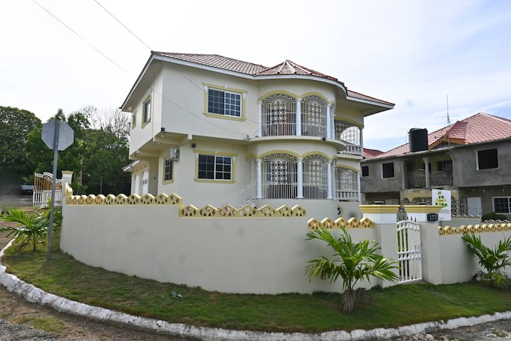 5 Br Spacious Island Retreat Made For Memories - Jamaica