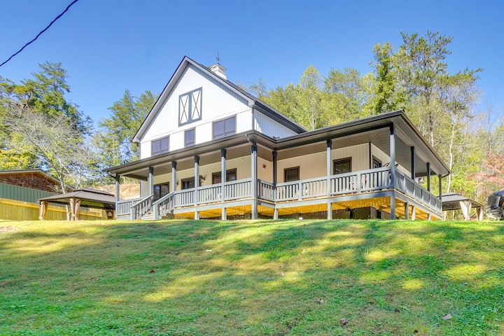 Walk To Dollywood! Cabin W/ Pool, Arcade, Gym - Gatlinburg, TN