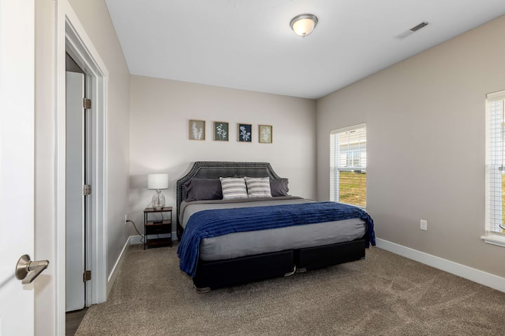 Modern 2br + 2ba Condo With Garage & Patio - Wyoming, MI