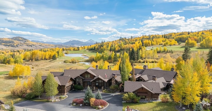 Luxury Private Estate • Spa • Gameroom • 1.5 Acres - Silverthorne, CO