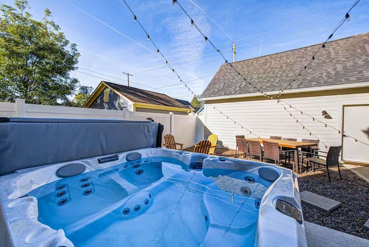 Stylish 4br | Hot Tub | Patio | Firepit | Near Dt - Indianapolis, IN
