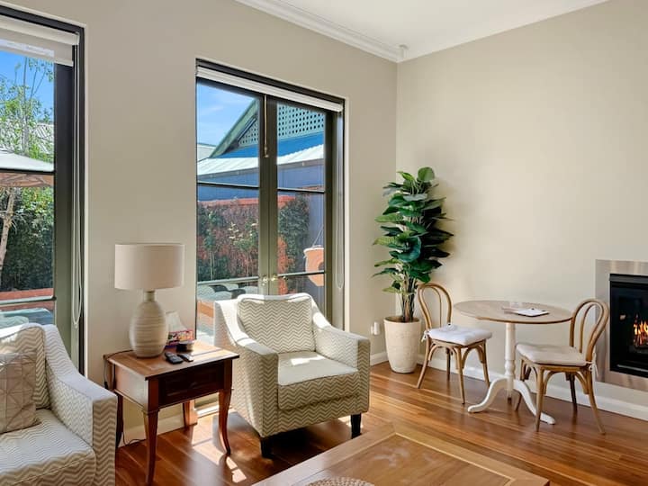 Classic Meets Modern In Central Wagga - Wagga Wagga