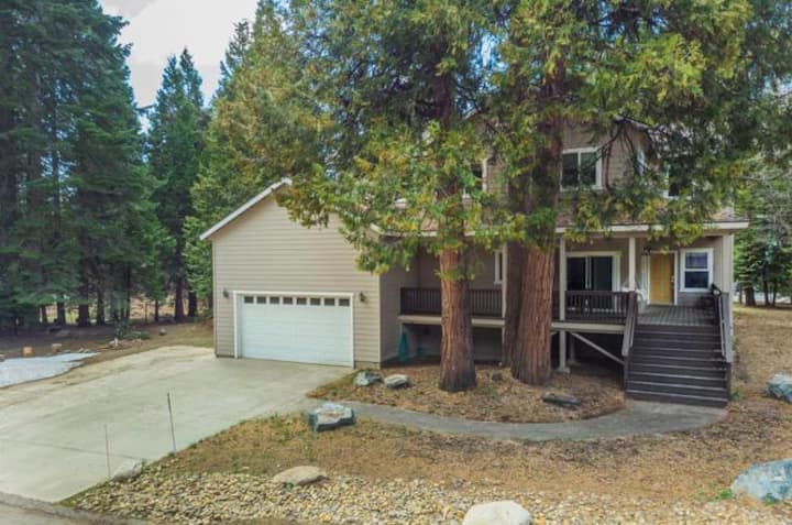 The Trailhead Lodge · Hot Tub, Hikes & Night Skies - Shaver Lake, CA