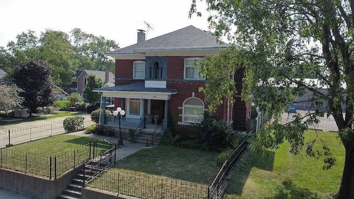 The Lamp Post Manor | 5br Historic Gem In Danville - Danville, IL