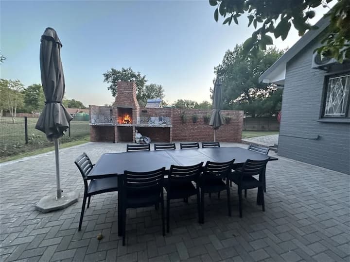 Appartement Spacieux Avec Foyer Extérieur - Bloemfontein