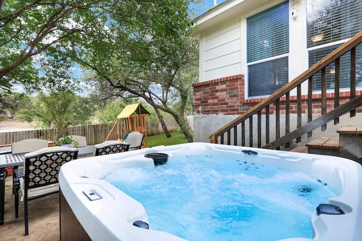 Hot Tub Haven Yard Swing Set Bbq Games Desk Wifi - San Antonio, TX