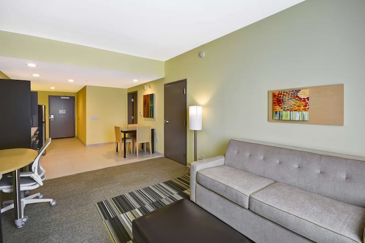 Stylish Stay W/ Free Breakfast Near Downtown - Fort Mill, SC