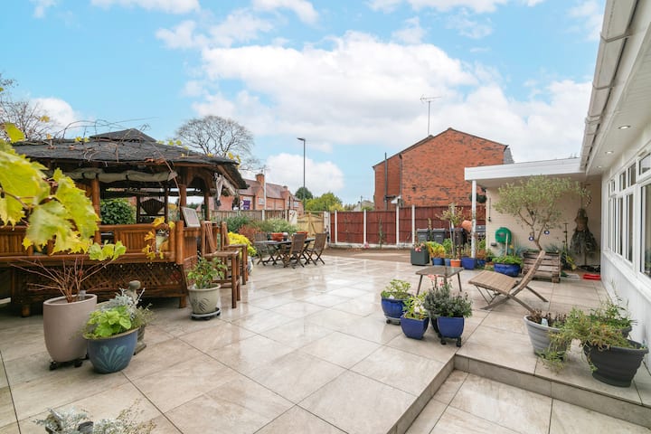 Designer 2bdr With Garden Pergola And Park Views - West Midlands