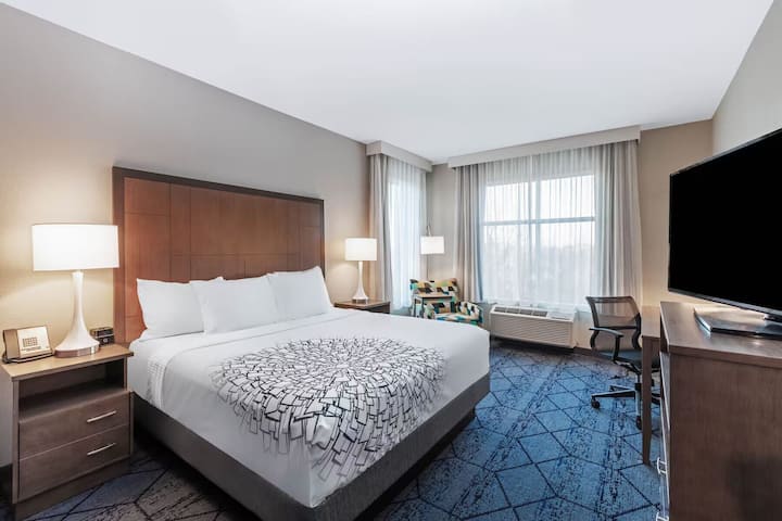 Laquinta Kc Beacon Hill | King Room | Near Museum - Kansas City, MO