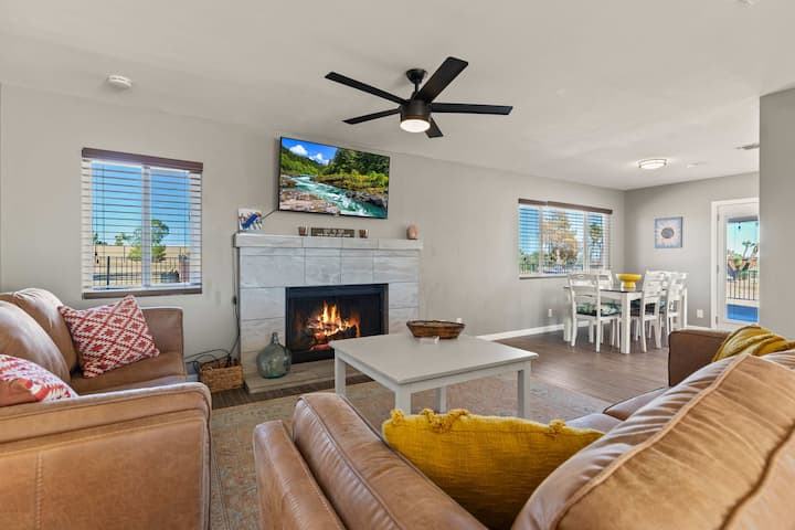 Navigate Stays Peaceful Escape W/ Hot Tub & Views - Yucca Valley, CA