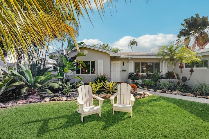 Walk To Beach Putting Green, Beach Gear & Grill - Pompano Beach, FL