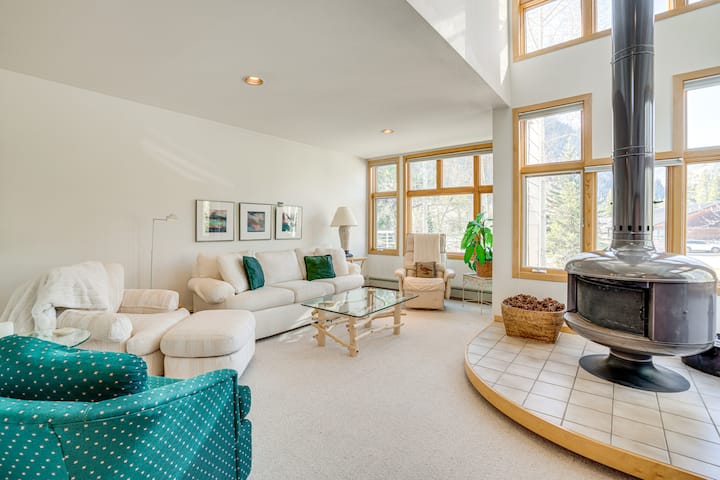 Mtn-view Deck, Workspace! Walkable Frisco Condo - Frisco, CO