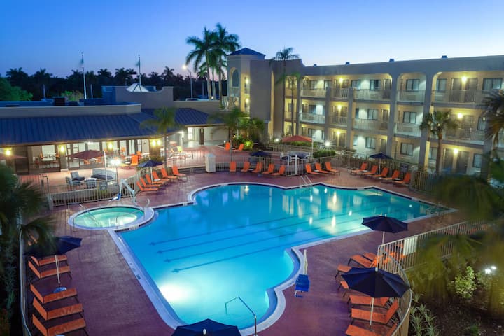 La Quinta Ft. Myers| King Pool View| Outdoor Pool - Fort Myers Beach, FL