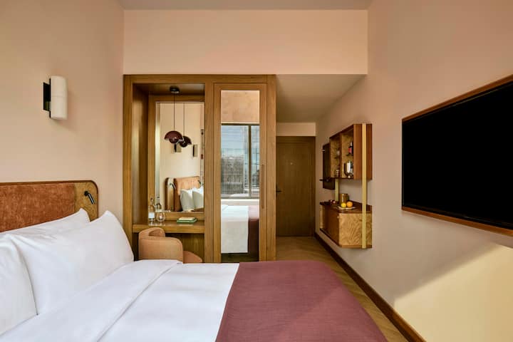 Compact Room With Marble Bathroom - Londres