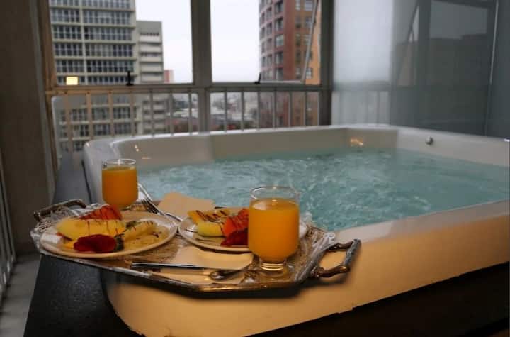 Solo Executive Stay Blending Ease + Energy & Fun - クリティバ