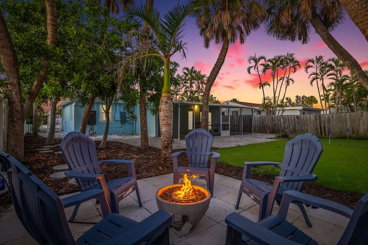 Minutes To Beach  •Tiki Bar • Fire Pit • Games - St. Pete Beach, FL