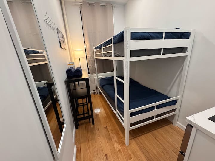 Room With Kitchen In Chelsea 1, Shared Bathroom - New York City