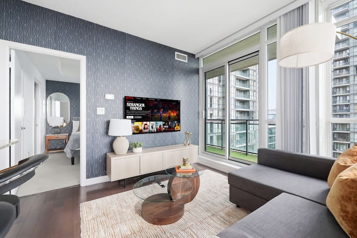 Stylish Downtown Condo | Sleeps 8 | Yyz Airport - Mississauga