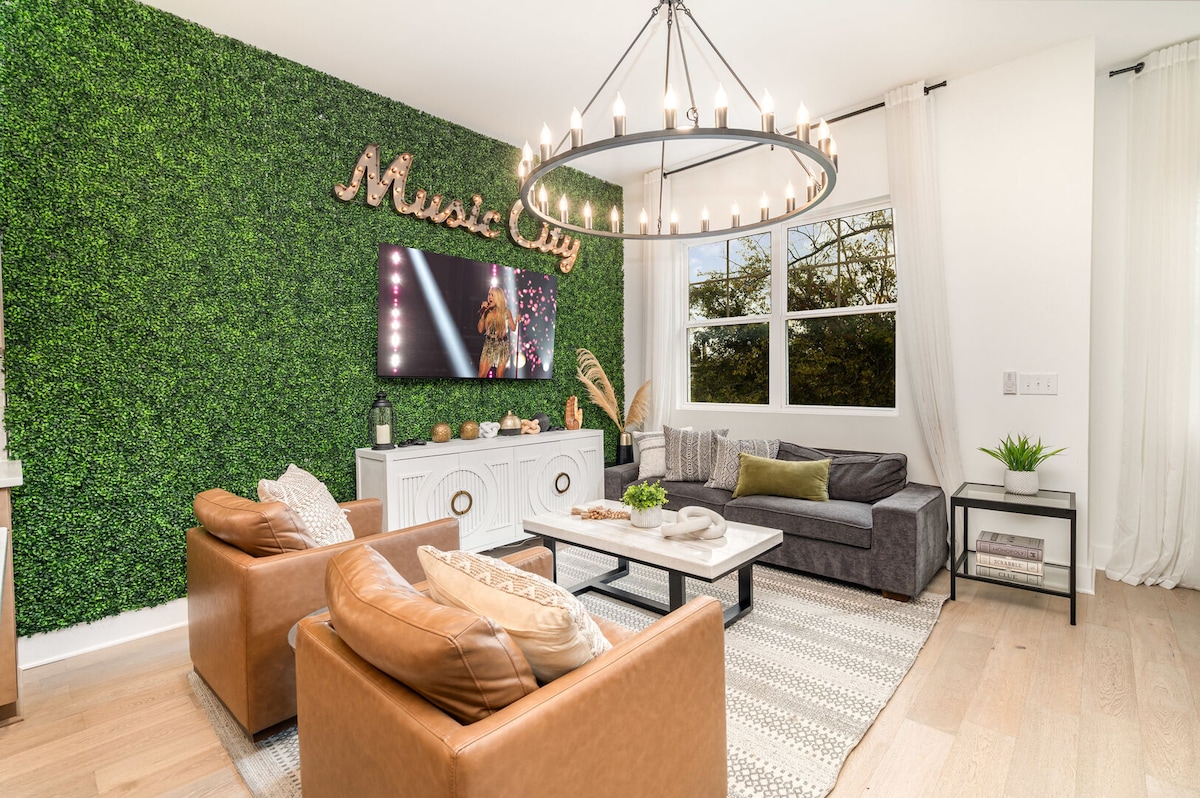 Outlaw-Rooftop Patio & Game Room-Mins to Broadway - Houses for Rent in ...