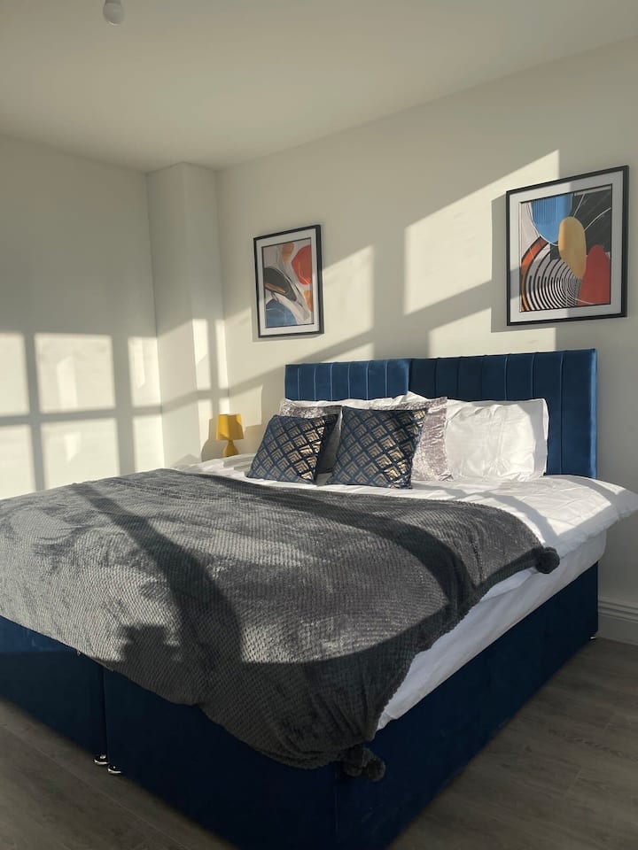 Spacious 2 Bed Apt - Wifi & Free Parking - Near - Campton