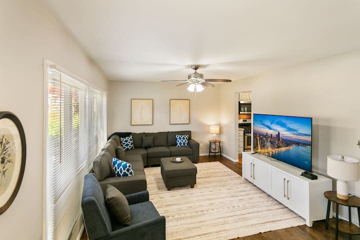 Spacious 4br Retreat W/ Back Porch Near Navy Base! - Waukegan, IL